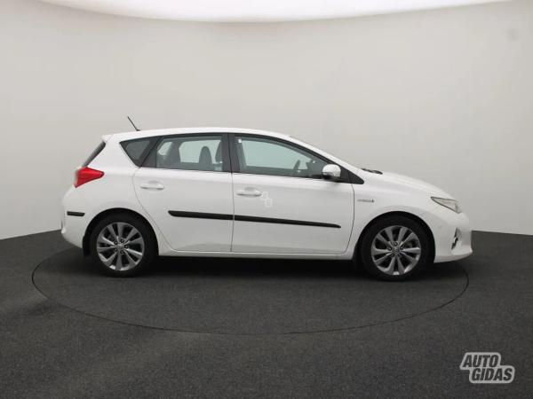 White Toyota Auris 2014 in Vilnius, with an engine capacity of 1.80 L and mileage of 198 thousand km for 10699 €, photo 9 on AUTOMOTO.COM.LV