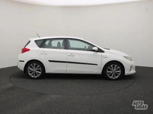 White Toyota Auris 2014 in Vilnius, with an engine capacity of 1.80 L and mileage of 198 thousand km for 10699 €, photo 10 on AUTOMOTO.COM.LV