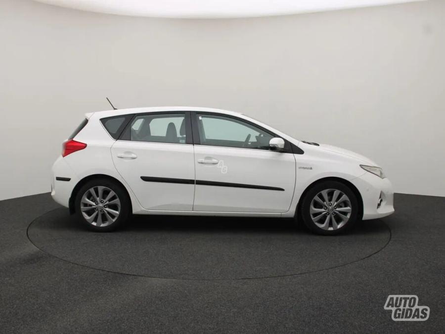 White Toyota Auris 2014 in Vilnius, with an engine capacity of 1.80 L and mileage of 198 thousand km for 10699 €, photo 10 on AUTOMOTO.COM.LV