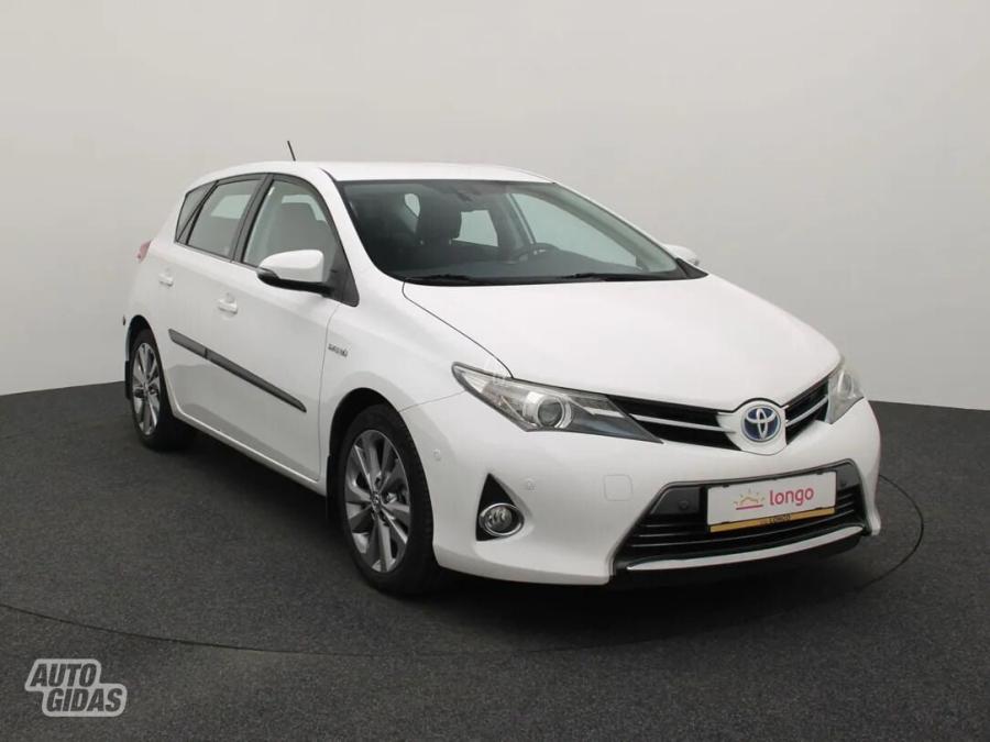 White Toyota Auris 2014 in Vilnius, with an engine capacity of 1.80 L and mileage of 198 thousand km for 10699 €, photo 11 on AUTOMOTO.COM.LV