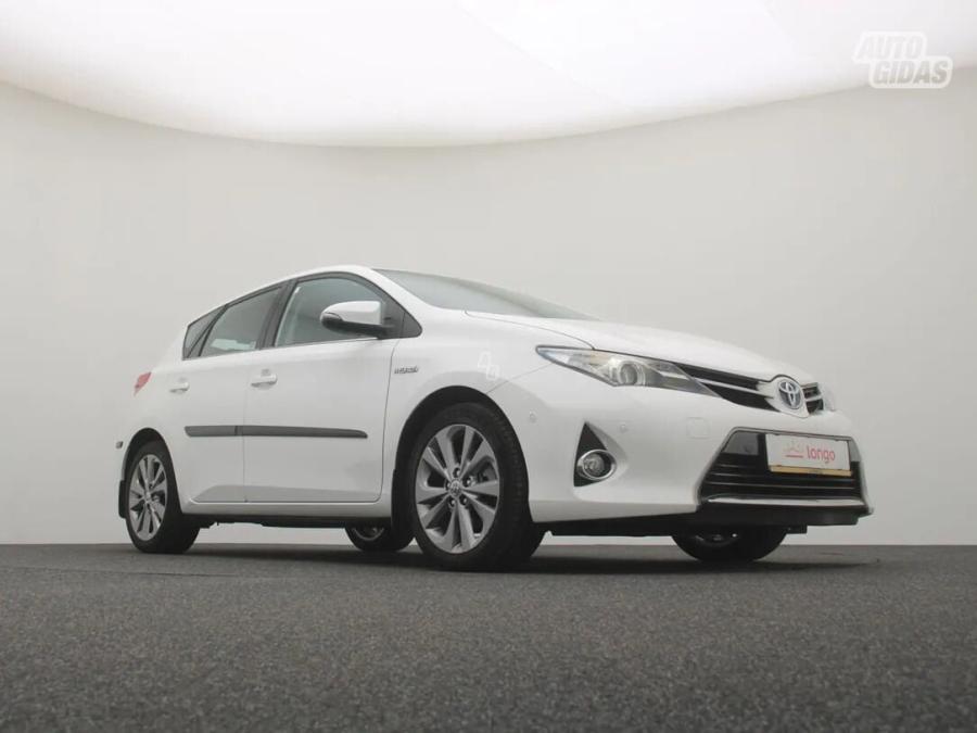 White Toyota Auris 2014 in Vilnius, with an engine capacity of 1.80 L and mileage of 198 thousand km for 10699 €, photo 12 on AUTOMOTO.COM.LV