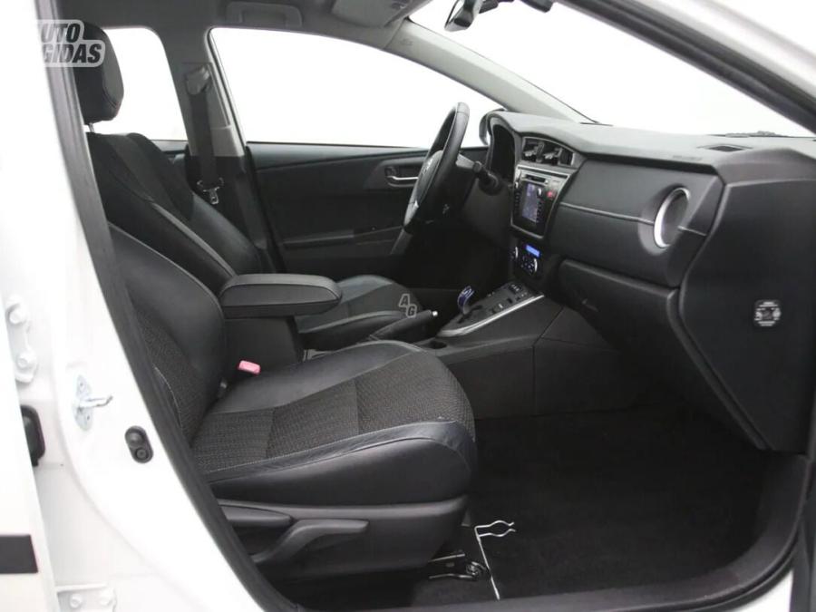 White Toyota Auris 2014 in Vilnius, with an engine capacity of 1.80 L and mileage of 198 thousand km for 10699 €, photo 15 on AUTOMOTO.COM.LV