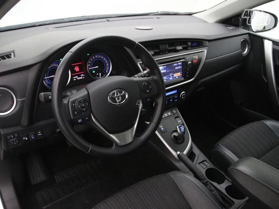 White Toyota Auris 2014 in Vilnius, with an engine capacity of 1.80 L and mileage of 198 thousand km for 10699 €, photo 17 on AUTOMOTO.COM.LV