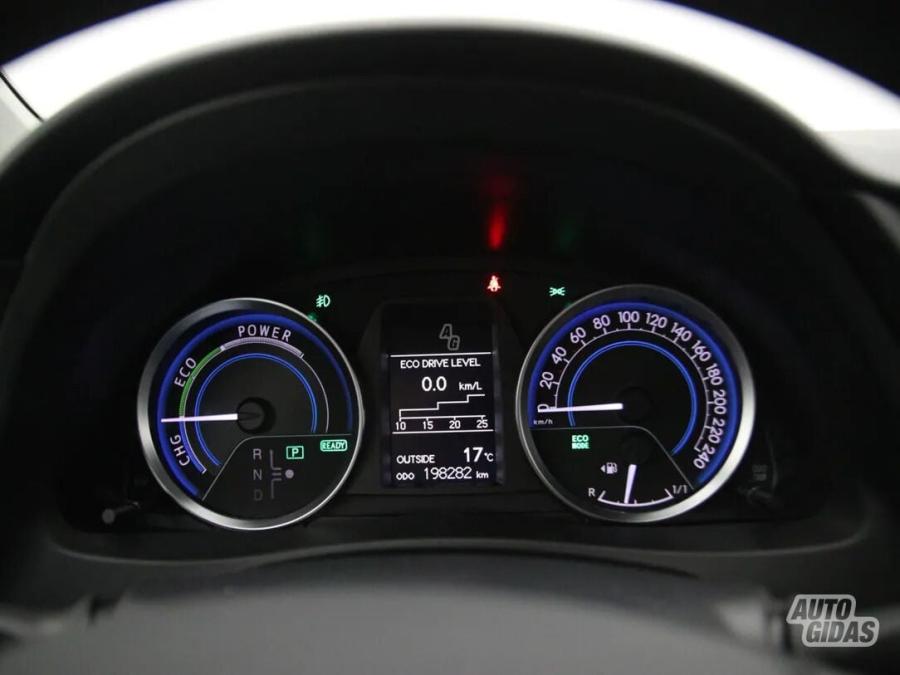 White Toyota Auris 2014 in Vilnius, with an engine capacity of 1.80 L and mileage of 198 thousand km for 10699 €, photo 20 on AUTOMOTO.COM.LV