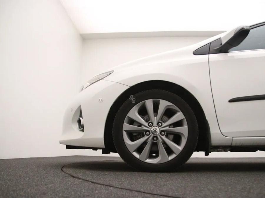 White Toyota Auris 2014 in Vilnius, with an engine capacity of 1.80 L and mileage of 198 thousand km for 10699 €, photo 28 on AUTOMOTO.COM.LV