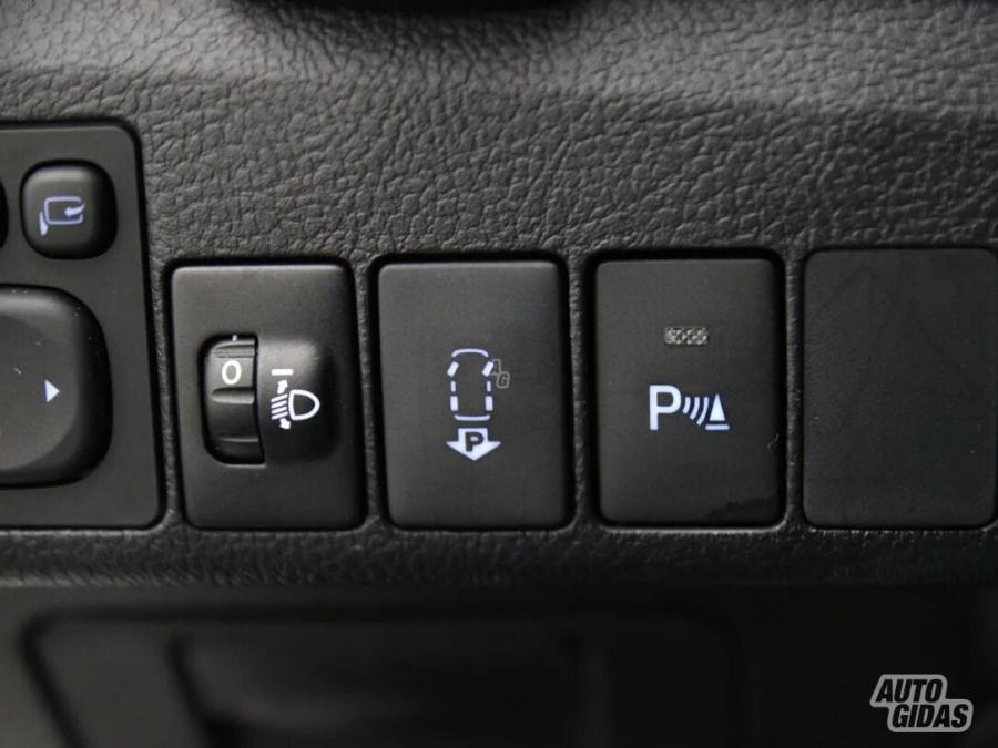 White Toyota Auris 2014 in Vilnius, with an engine capacity of 1.80 L and mileage of 198 thousand km for 10699 €, photo 31 on AUTOMOTO.COM.LV