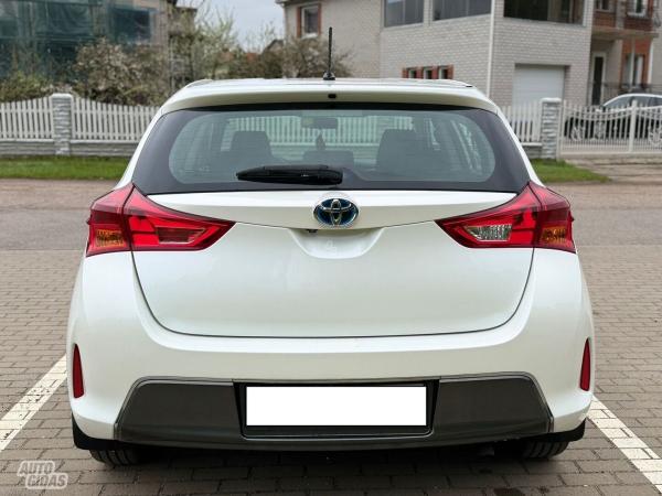 White Toyota Auris 2014 in Ukmerge, with an engine capacity of 1.80 L and mileage of 181 thousand km for 7950 €, photo 5 on AUTOMOTO.COM.LV