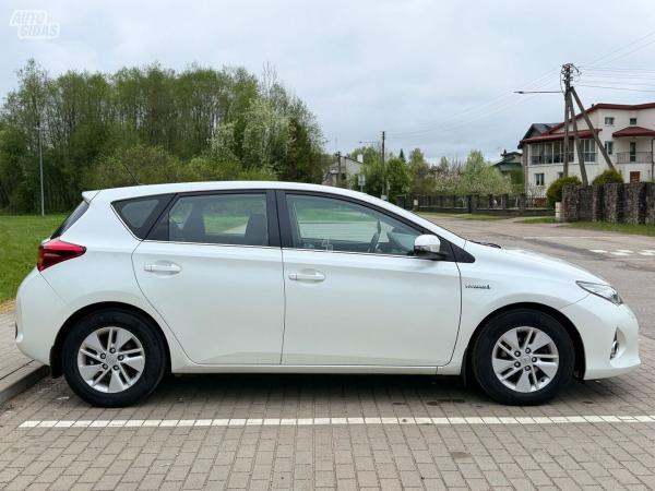 White Toyota Auris 2014 in Ukmerge, with an engine capacity of 1.80 L and mileage of 181 thousand km for 7950 €, photo 7 on AUTOMOTO.COM.LV