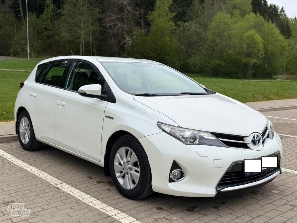 White Toyota Auris 2014 in Ukmerge, with an engine capacity of 1.80 L and mileage of 181 thousand km for 7950 €, photo 8 on AUTOMOTO.COM.LV