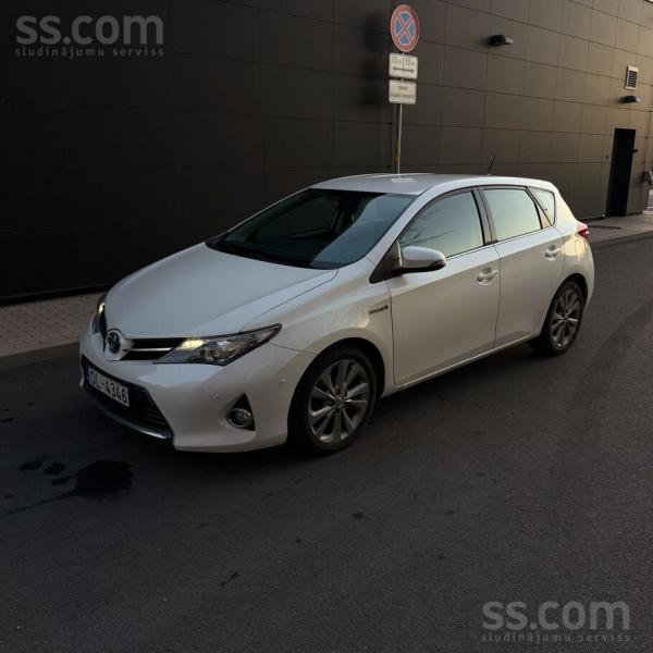 White Toyota Auris 2014 in Jelgava, with an engine capacity of 1.80 L and mileage of 242 thousand km for 7499 €, photo 1 on AUTOMOTO.COM.LV