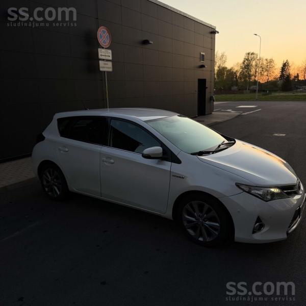 White Toyota Auris 2014 in Jelgava, with an engine capacity of 1.80 L and mileage of 242 thousand km for 7499 €, photo 2 on AUTOMOTO.COM.LV