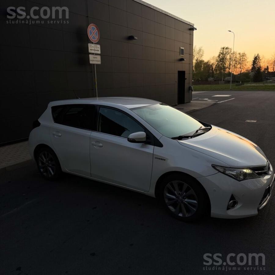 White Toyota Auris 2014 in Jelgava, with an engine capacity of 1.80 L and mileage of 242 thousand km for 7499 €, photo 3 on AUTOMOTO.COM.LV