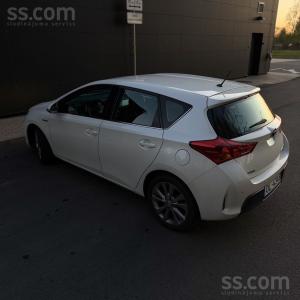 White Toyota Auris 2014 in Jelgava, with an engine capacity of 1.80 L and mileage of 242 thousand km for 7499 €, photo 4 on AUTOMOTO.COM.LV