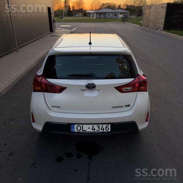 White Toyota Auris 2014 in Jelgava, with an engine capacity of 1.80 L and mileage of 242 thousand km for 7499 €, photo 4 on AUTOMOTO.COM.LV