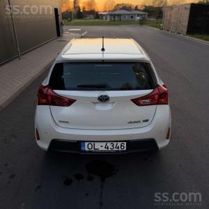 White Toyota Auris 2014 in Jelgava, with an engine capacity of 1.80 L and mileage of 242 thousand km for 7499 €, photo 5 on AUTOMOTO.COM.LV