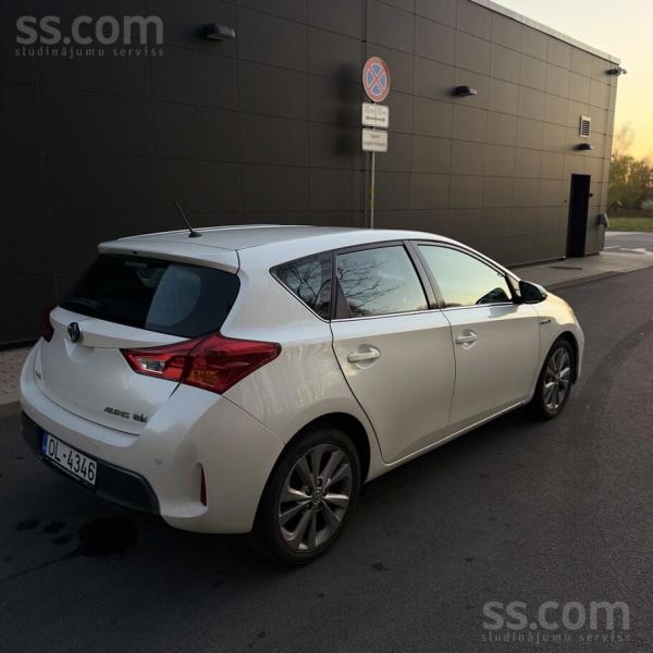 White Toyota Auris 2014 in Jelgava, with an engine capacity of 1.80 L and mileage of 242 thousand km for 7499 €, photo 6 on AUTOMOTO.COM.LV