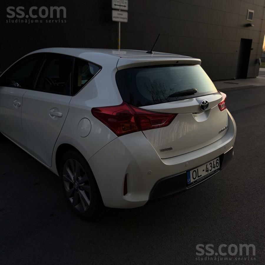 White Toyota Auris 2014 in Jelgava, with an engine capacity of 1.80 L and mileage of 242 thousand km for 7499 €, photo 8 on AUTOMOTO.COM.LV