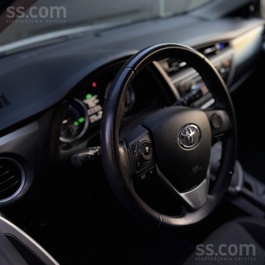 White Toyota Auris 2014 in Jelgava, with an engine capacity of 1.80 L and mileage of 242 thousand km for 7499 €, photo 10 on AUTOMOTO.COM.LV