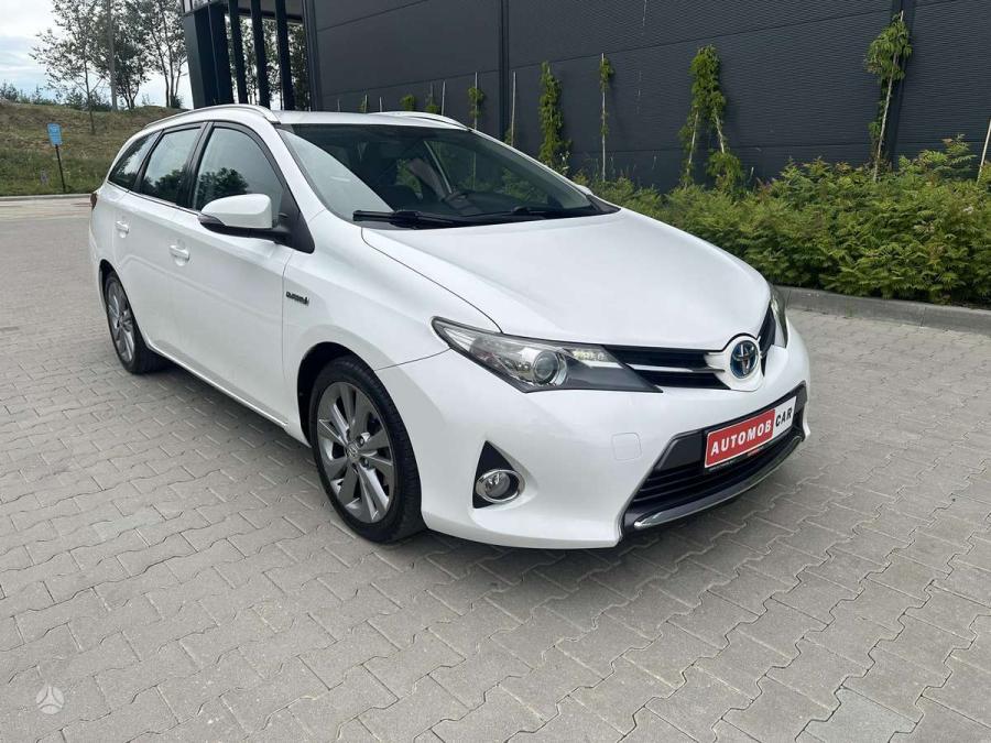 White Toyota Auris 2014 in Vilnius, with an engine capacity of 1.80 L and mileage of 239 thousand km for 9200 €, photo 3 on AUTOMOTO.COM.LV