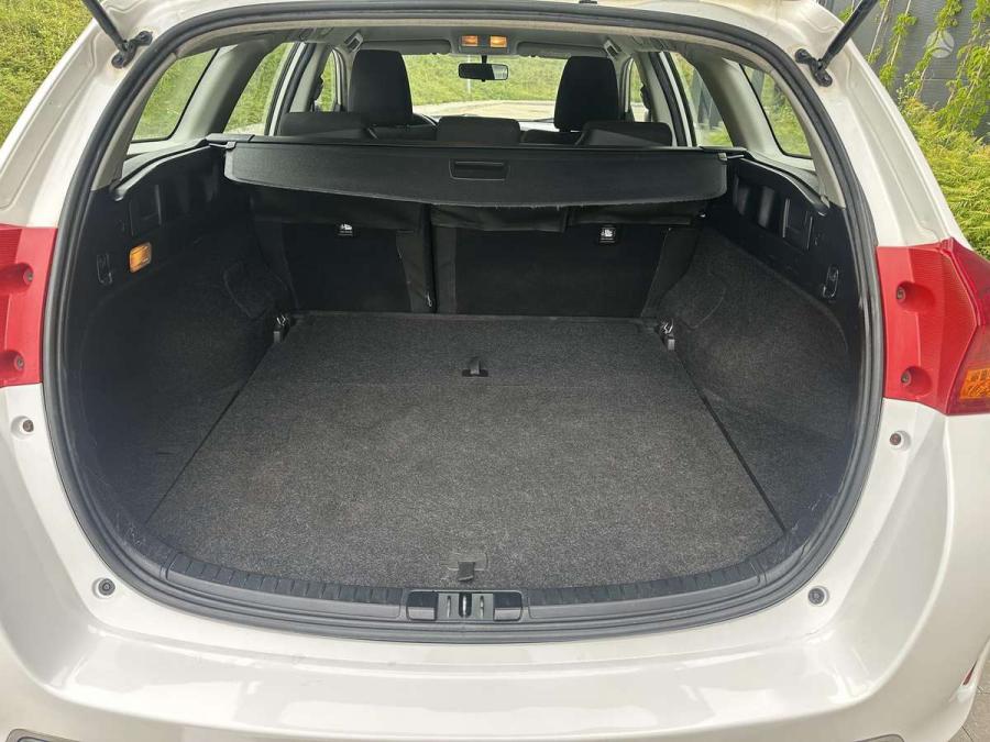 White Toyota Auris 2014 in Vilnius, with an engine capacity of 1.80 L and mileage of 239 thousand km for 9200 €, photo 29 on AUTOMOTO.COM.LV