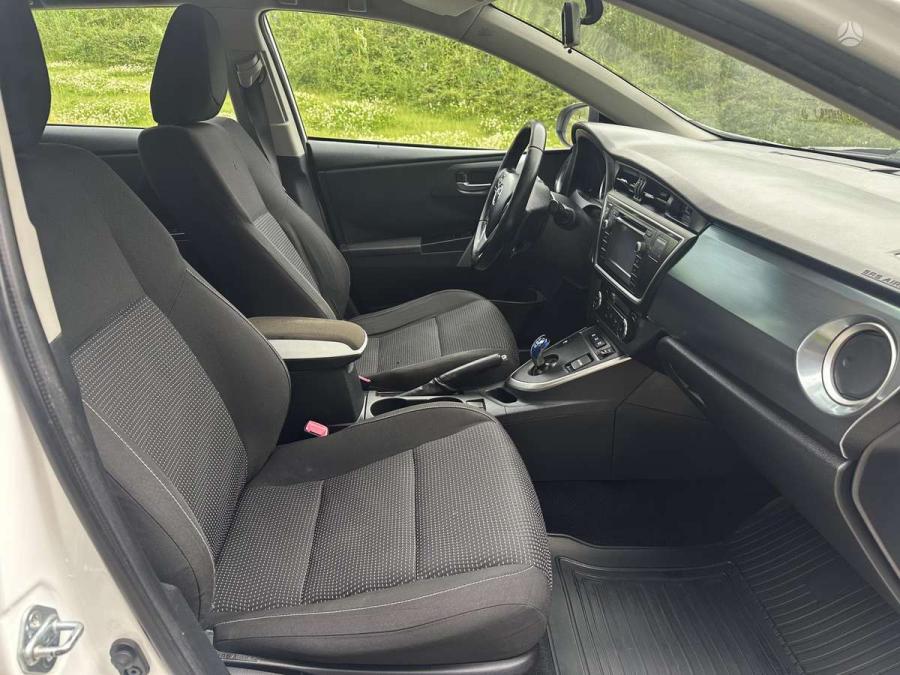 White Toyota Auris 2014 in Vilnius, with an engine capacity of 1.80 L and mileage of 239 thousand km for 9200 €, photo 30 on AUTOMOTO.COM.LV