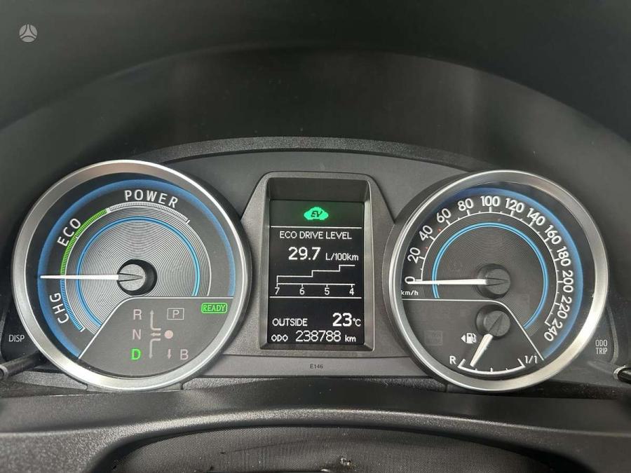 White Toyota Auris 2014 in Vilnius, with an engine capacity of 1.80 L and mileage of 239 thousand km for 9200 €, photo 41 on AUTOMOTO.COM.LV