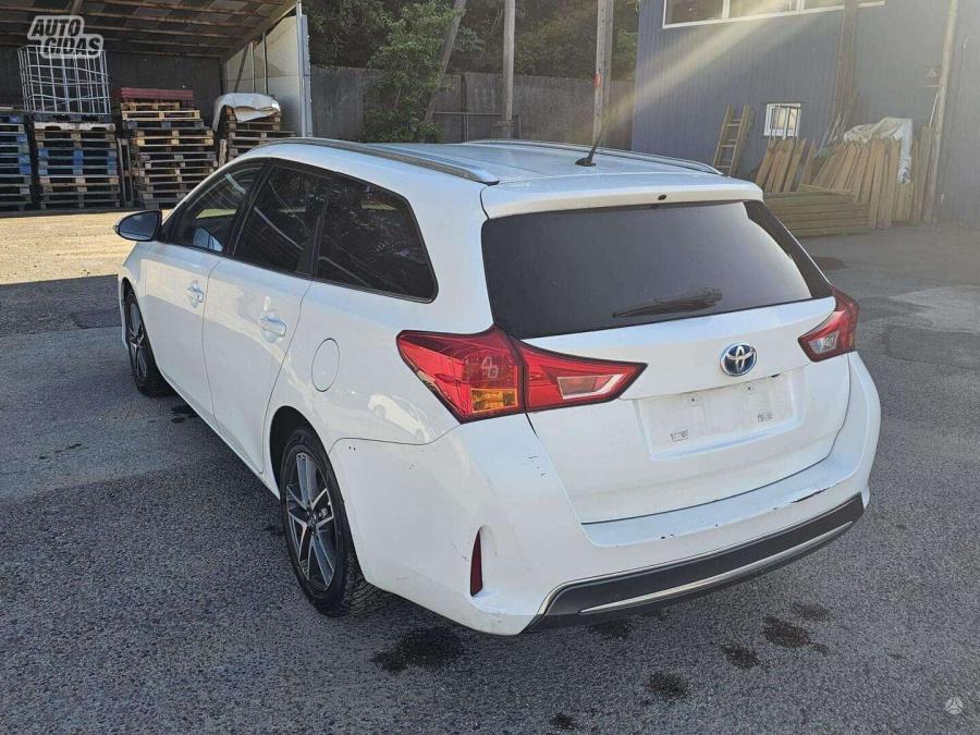 White Toyota Auris 2014 in Vilnius, with an engine capacity of 1.80 L and mileage of 295 thousand km for 6900 €, photo 7 on AUTOMOTO.COM.LV