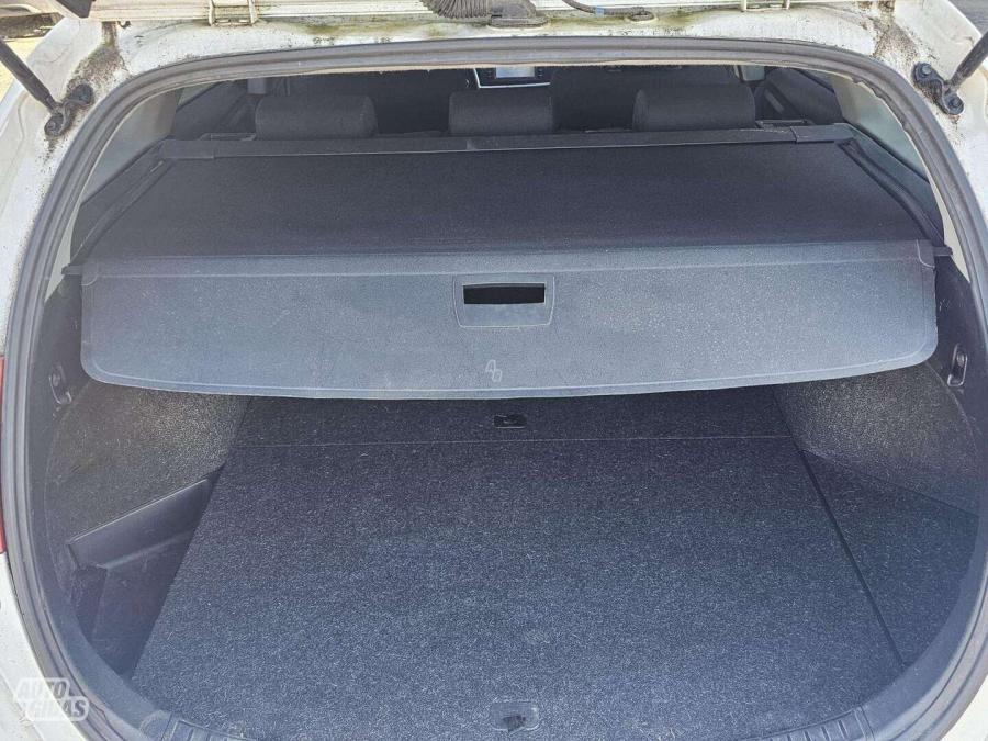 White Toyota Auris 2014 in Vilnius, with an engine capacity of 1.80 L and mileage of 295 thousand km for 6900 €, photo 13 on AUTOMOTO.COM.LV