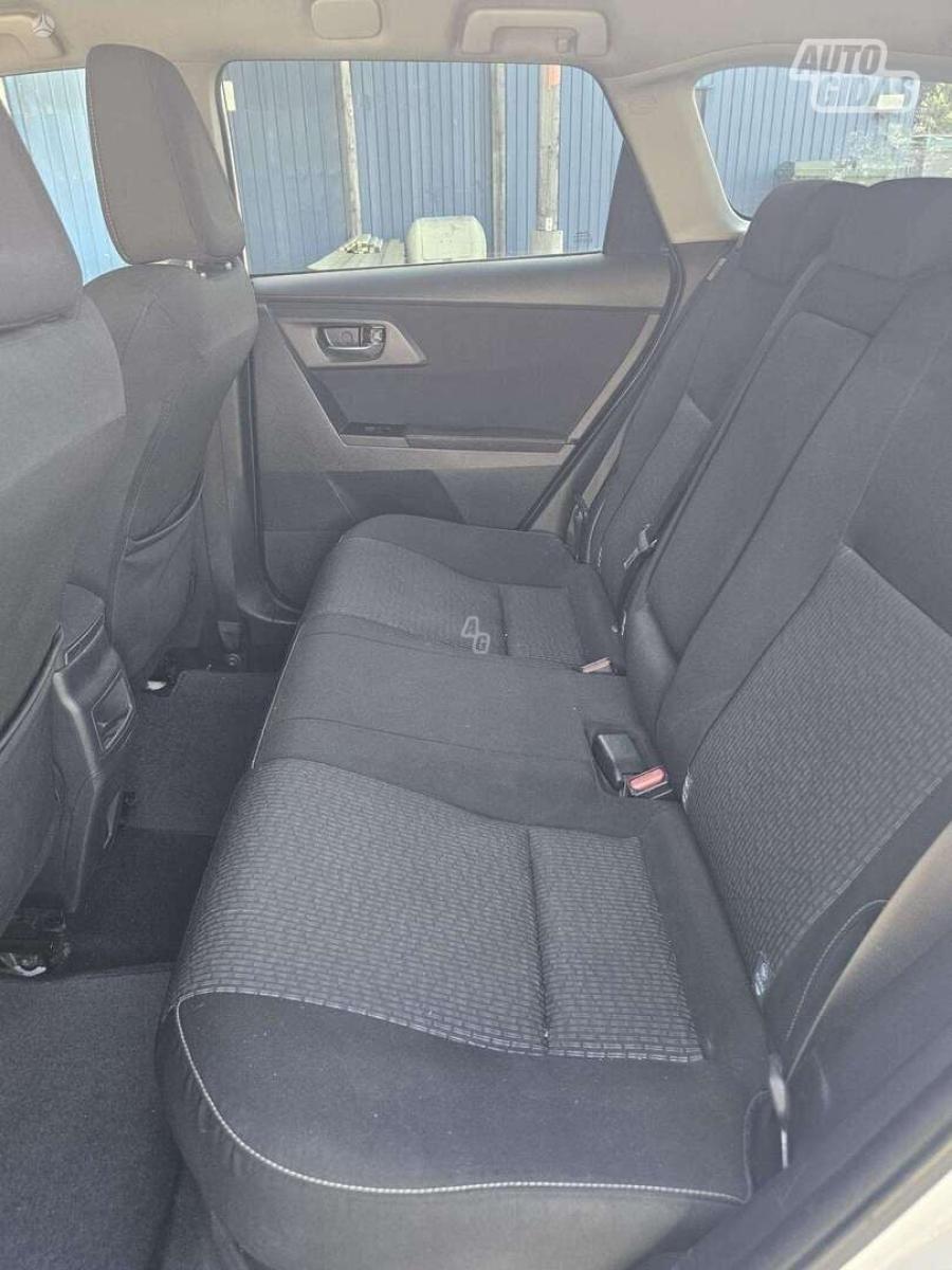 White Toyota Auris 2014 in Vilnius, with an engine capacity of 1.80 L and mileage of 295 thousand km for 6900 €, photo 18 on AUTOMOTO.COM.LV