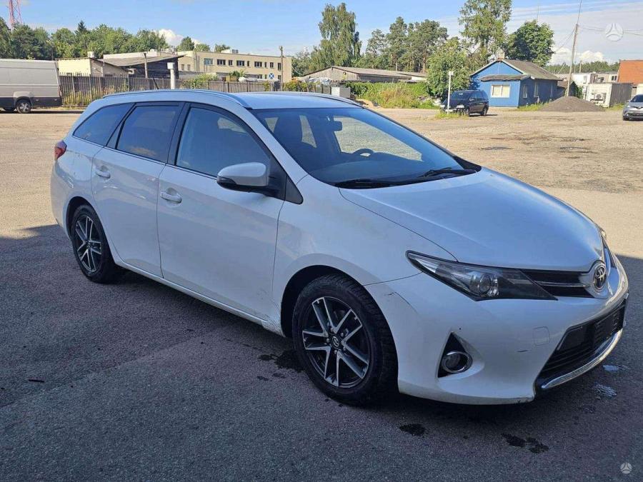 Balts Toyota Auris 2014 Viļņa, ar dzinēja tilpumu 1.80 L un nobraukumu 295 tūkst. km par 6900 €, foto 5 vietnē AUTOMOTO.COM.LV