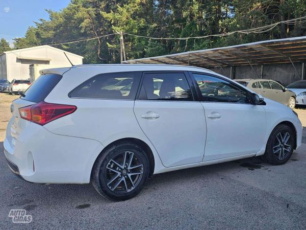 White Toyota Auris 2014 in Vilnius, with an engine capacity of 1.80 L and mileage of 295 thousand km for 5950 €, photo 10 on AUTOMOTO.COM.LV