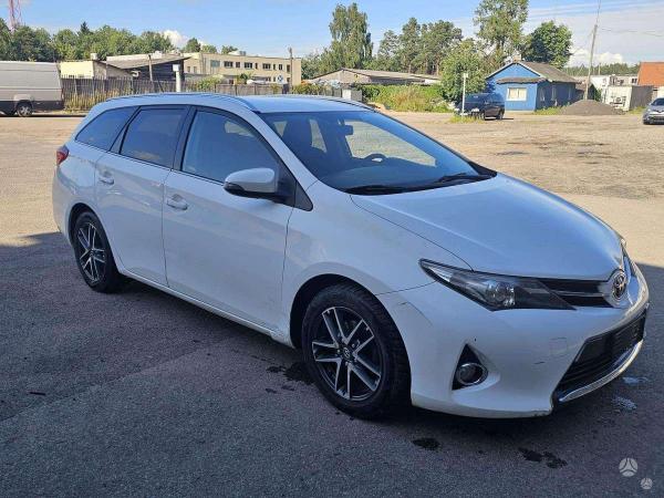 Balts Toyota Auris 2014 Viļņa, ar dzinēja tilpumu 1.80 L un nobraukumu 295 tūkst. km par 5950 €, foto 4 vietnē AUTOMOTO.COM.LV