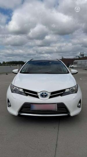 White Toyota Auris 2014 in Vilnius, with an engine capacity of 1.80 L and mileage of 215 thousand km for 7200 €, photo 3 on AUTOMOTO.COM.LV