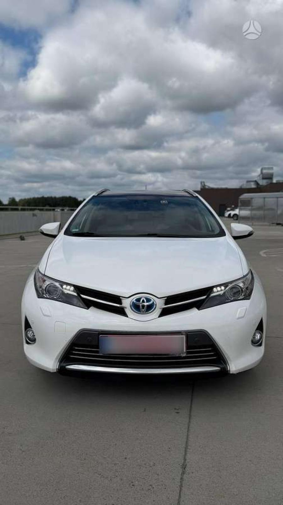 White Toyota Auris 2014 in Vilnius, with an engine capacity of 1.80 L and mileage of 215 thousand km for 7200 €, photo 3 on AUTOMOTO.COM.LV