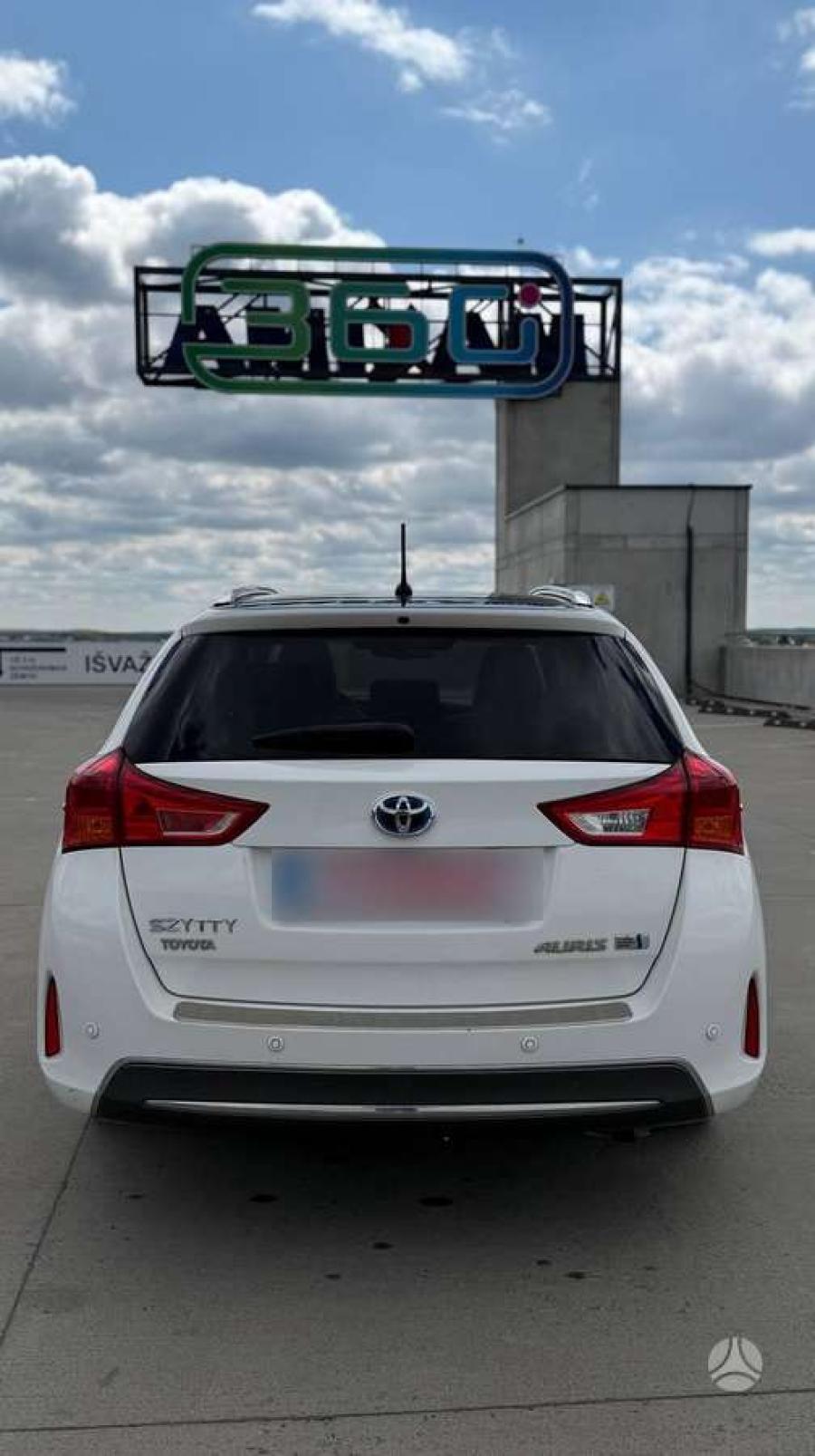 White Toyota Auris 2014 in Vilnius, with an engine capacity of 1.80 L and mileage of 215 thousand km for 7200 €, photo 5 on AUTOMOTO.COM.LV