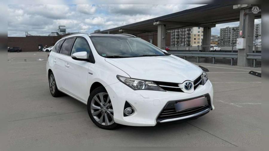 White Toyota Auris 2014 in Vilnius, with an engine capacity of 1.80 L and mileage of 215 thousand km for 7200 €, photo 6 on AUTOMOTO.COM.LV