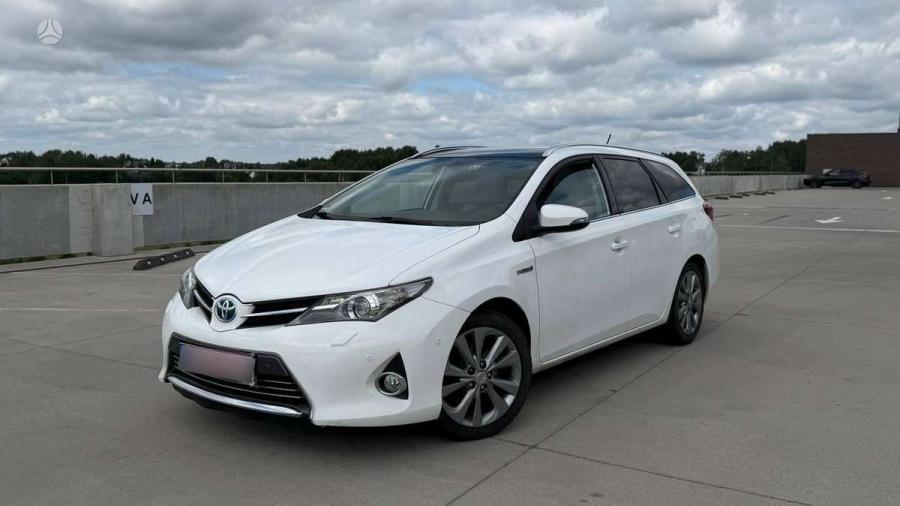 White Toyota Auris 2014 in Vilnius, with an engine capacity of 1.80 L and mileage of 215 thousand km for 7200 €, photo 7 on AUTOMOTO.COM.LV
