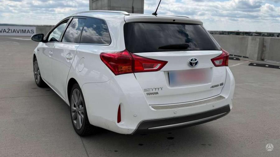 White Toyota Auris 2014 in Vilnius, with an engine capacity of 1.80 L and mileage of 215 thousand km for 7200 €, photo 8 on AUTOMOTO.COM.LV