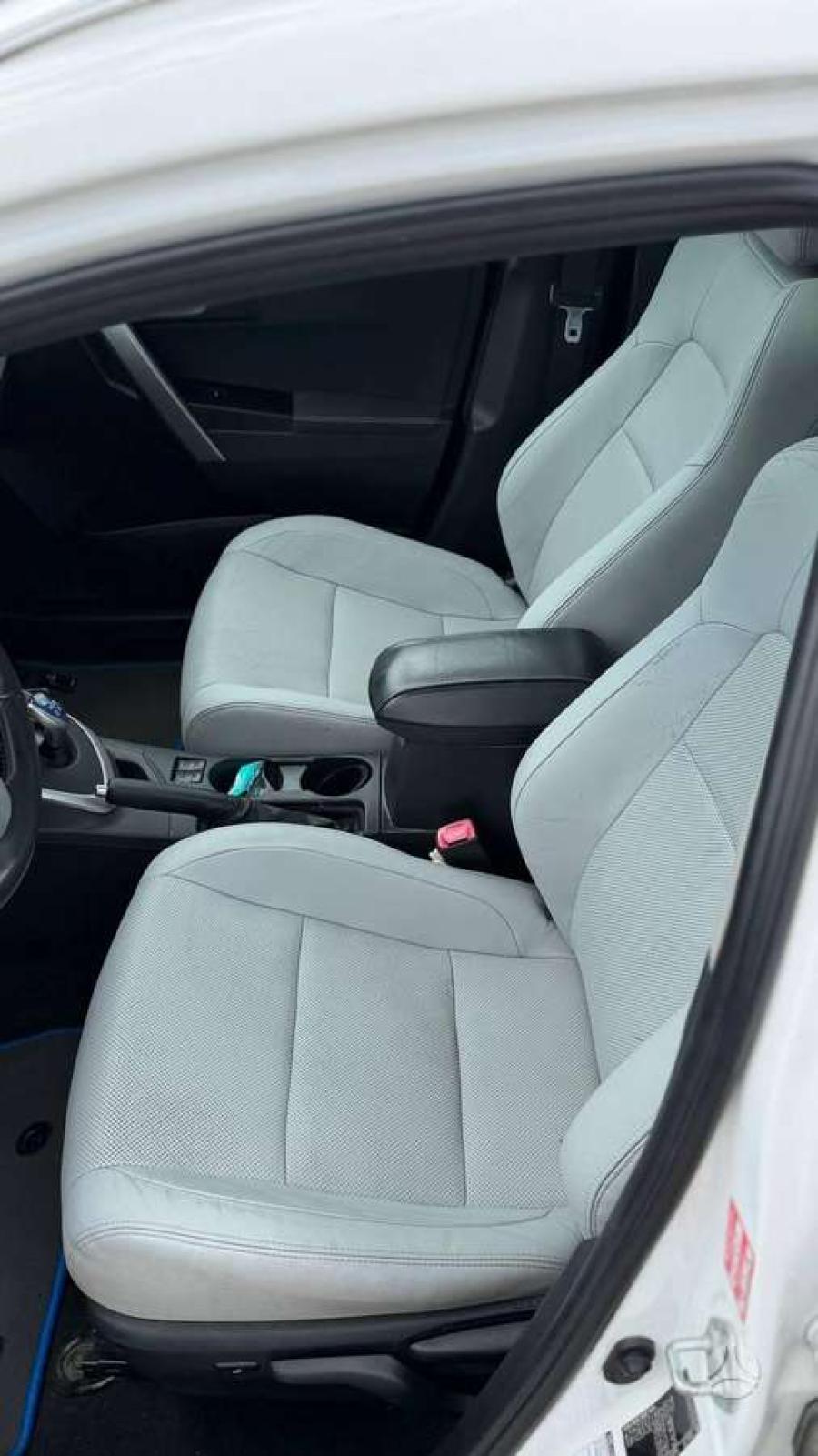 White Toyota Auris 2014 in Vilnius, with an engine capacity of 1.80 L and mileage of 215 thousand km for 7200 €, photo 10 on AUTOMOTO.COM.LV