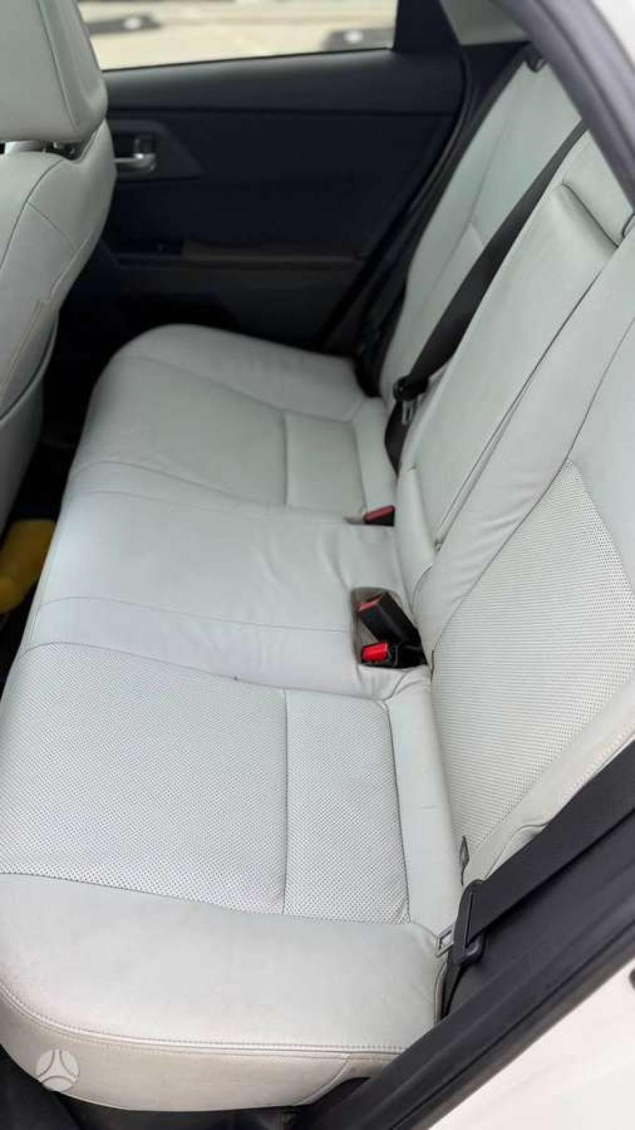 White Toyota Auris 2014 in Vilnius, with an engine capacity of 1.80 L and mileage of 215 thousand km for 7200 €, photo 11 on AUTOMOTO.COM.LV