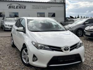 White Toyota Auris 2014 in Utena, with an engine capacity of 1.36 L and mileage of 280 thousand km for 4190 €, photo 1 on AUTOMOTO.COM.LV