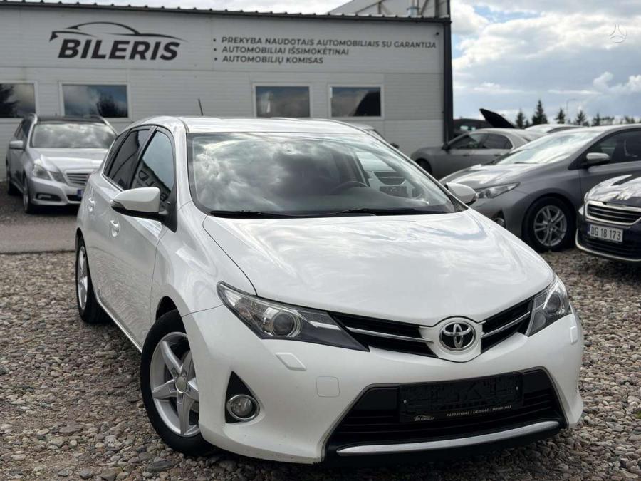 White Toyota Auris 2014 in Utena, with an engine capacity of 1.36 L and mileage of 280 thousand km for 4190 €, photo 1 on AUTOMOTO.COM.LV