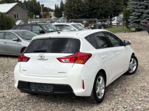 White Toyota Auris 2014 in Utena, with an engine capacity of 1.36 L and mileage of 280 thousand km for 4190 €, photo 3 on AUTOMOTO.COM.LV