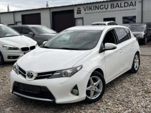 White Toyota Auris 2014 in Utena, with an engine capacity of 1.36 L and mileage of 280 thousand km for 4190 €, photo 4 on AUTOMOTO.COM.LV