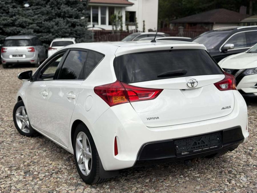 White Toyota Auris 2014 in Utena, with an engine capacity of 1.36 L and mileage of 280 thousand km for 4190 €, photo 5 on AUTOMOTO.COM.LV