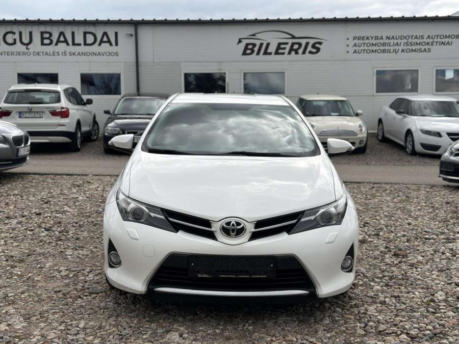 White Toyota Auris 2014 in Utena, with an engine capacity of 1.36 L and mileage of 280 thousand km for 4190 €, photo 6 on AUTOMOTO.COM.LV