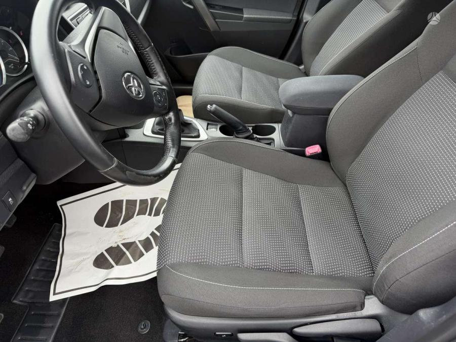 White Toyota Auris 2014 in Utena, with an engine capacity of 1.36 L and mileage of 280 thousand km for 4190 €, photo 7 on AUTOMOTO.COM.LV