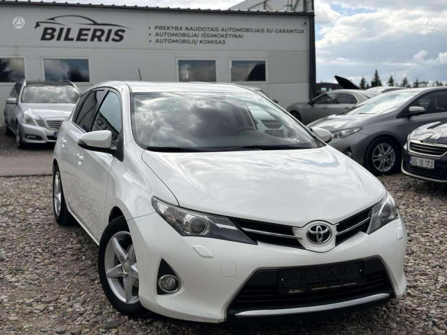 White Toyota Auris 2014 in Utena, with an engine capacity of 1.36 L and mileage of 280 thousand km for 4190 €, photo 1 on AUTOMOTO.COM.LV