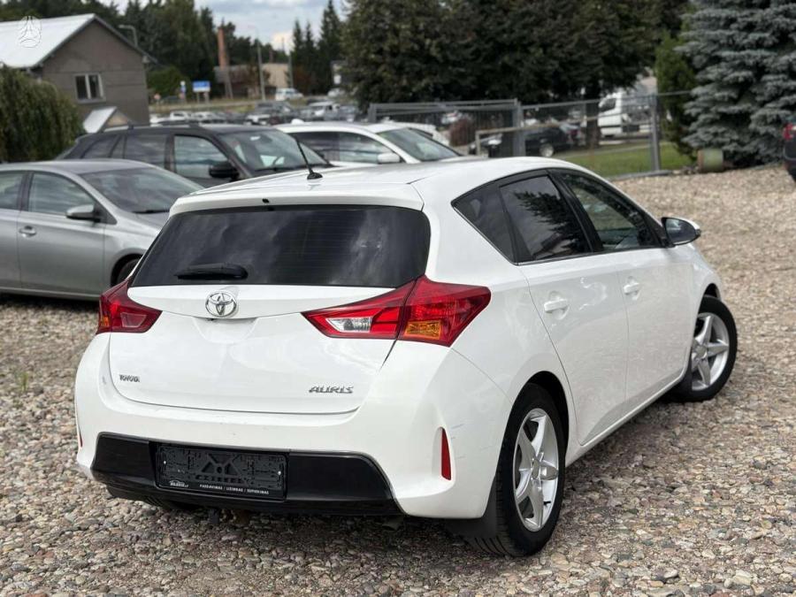White Toyota Auris 2014 in Utena, with an engine capacity of 1.36 L and mileage of 280 thousand km for 4190 €, photo 3 on AUTOMOTO.COM.LV