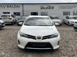White Toyota Auris 2014 in Utena, with an engine capacity of 1.36 L and mileage of 280 thousand km for 4190 €, photo 6 on AUTOMOTO.COM.LV